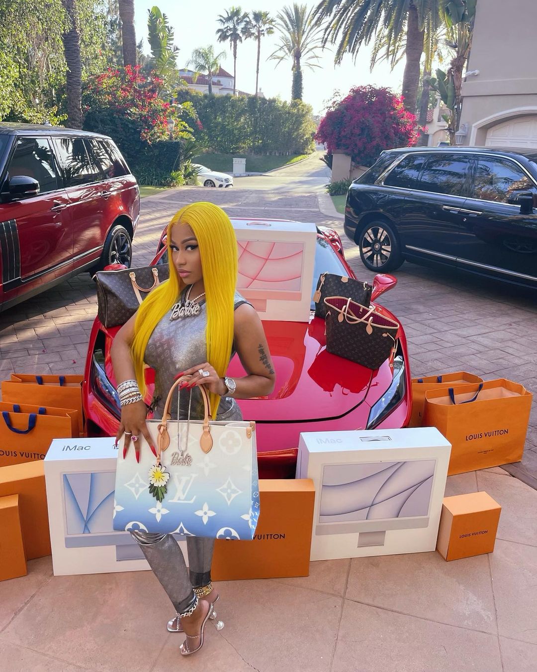 Nicki Minaj gives away her diamond barbie neckless.